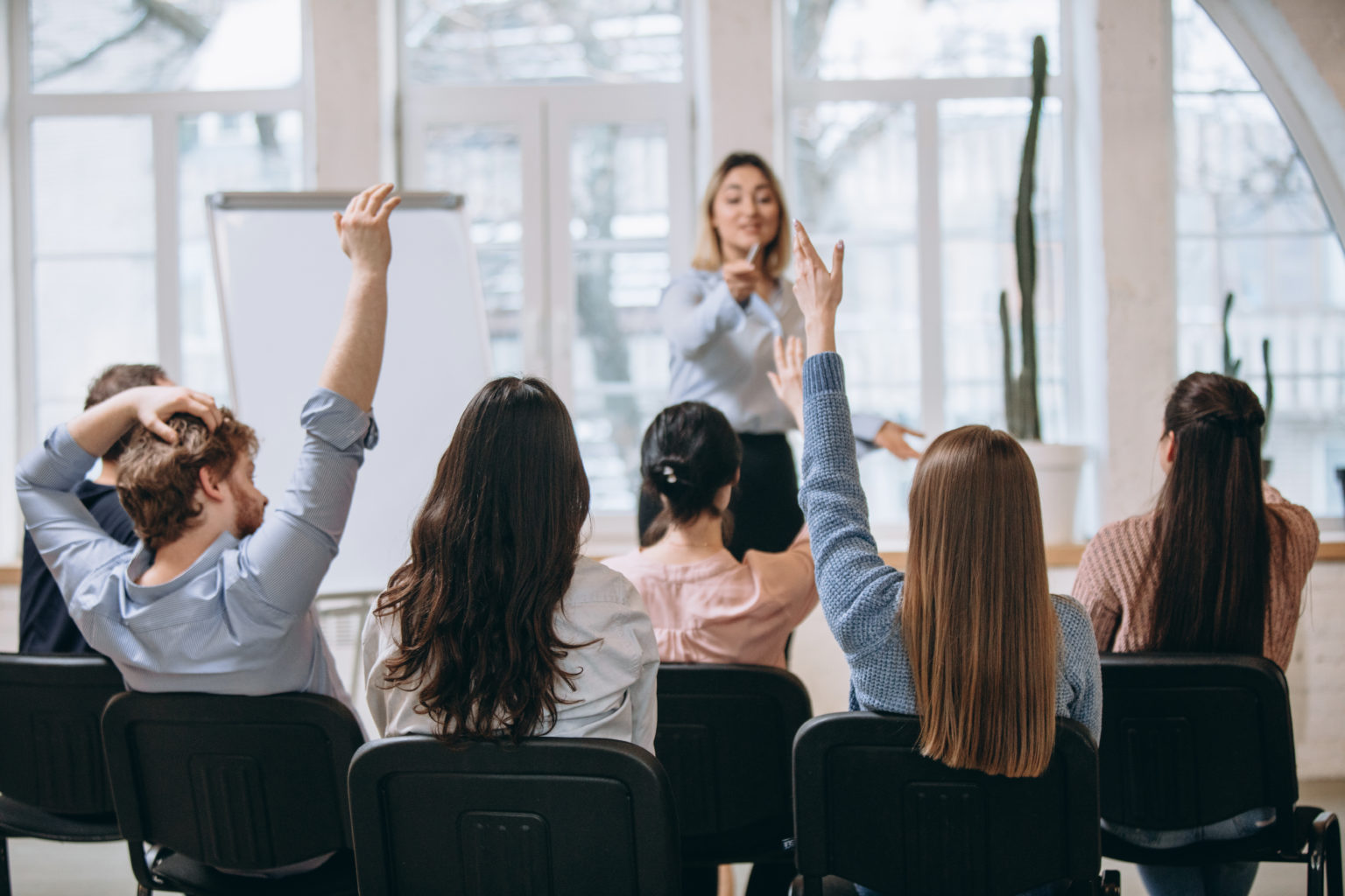 Au cours d’une intervention dans un lycée, elle initie des étudiants à ...